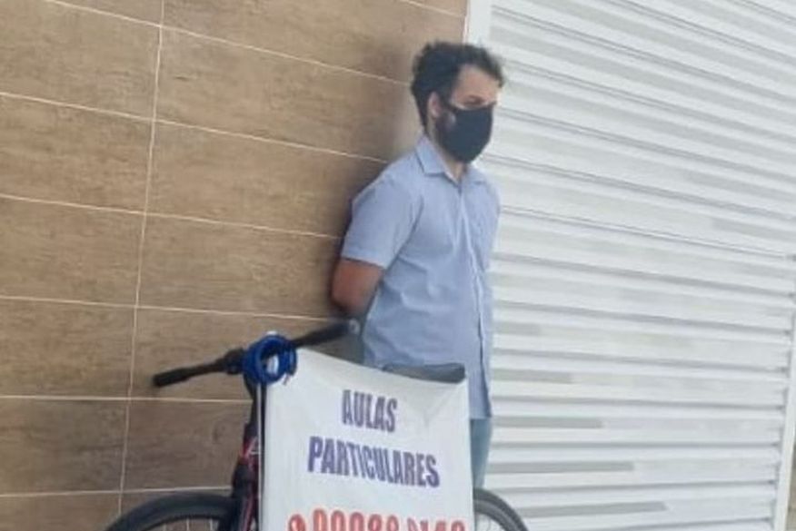 Imagem de professor com placa oferecendo aulas em escola particular de ...